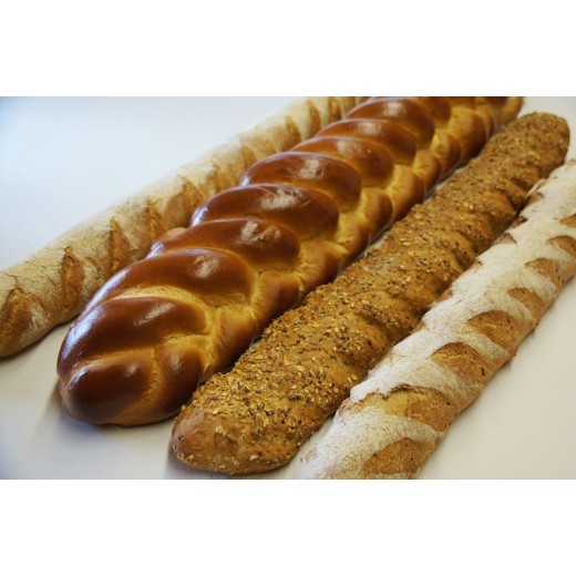 Brot am Meter in diversen Variationen sowie Butterzopf an Meter